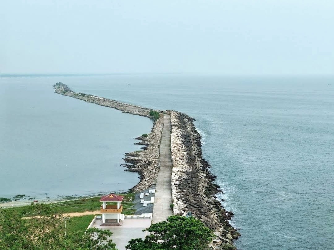 Exploring Thangassery Lighthouse: Kerala's Tallest Beacon - Travel with Bee